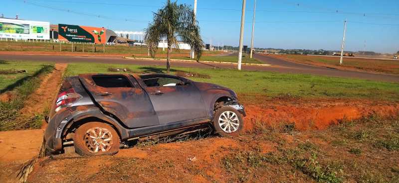 Motorista capota carro e sai ileso após acidente no Trevo da Melancia, em Tangará da Serra